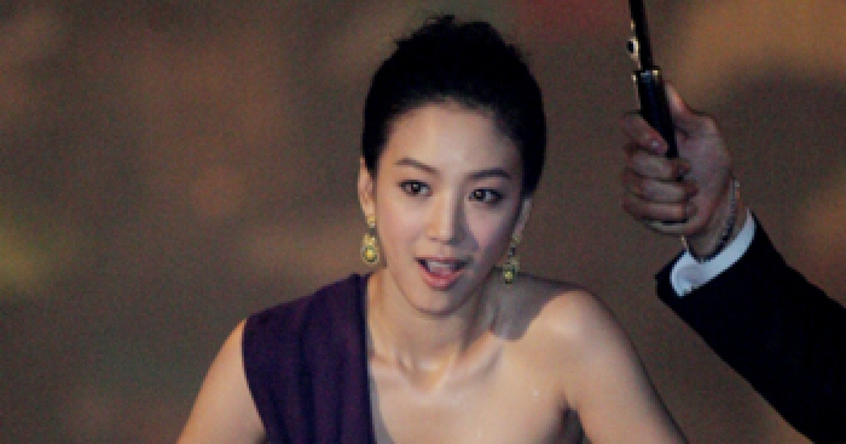 정려원 우산속 레드카펫, '와 사람 많네요'[MD포토]