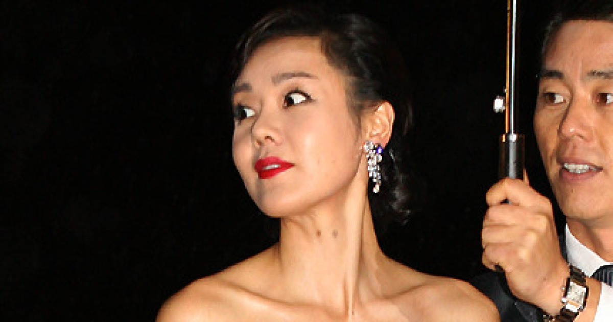 [사진]김윤진, 파격적인 가슴 노출 드레스 '눈길'