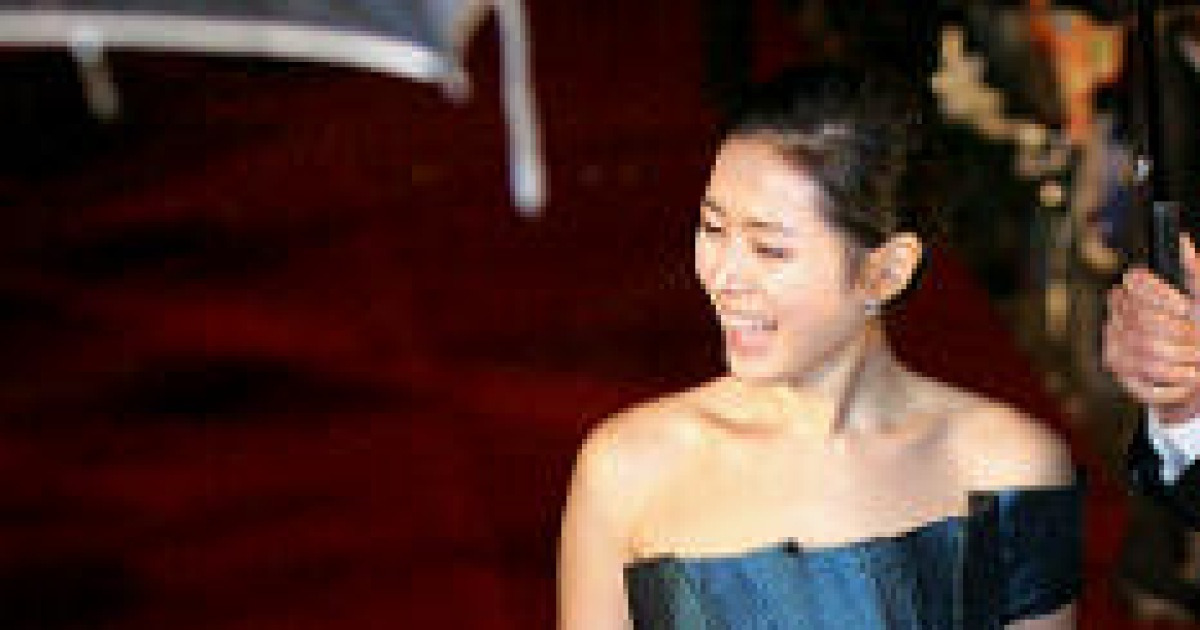 손예진, 각선미 드러내고 살짝 미소를!