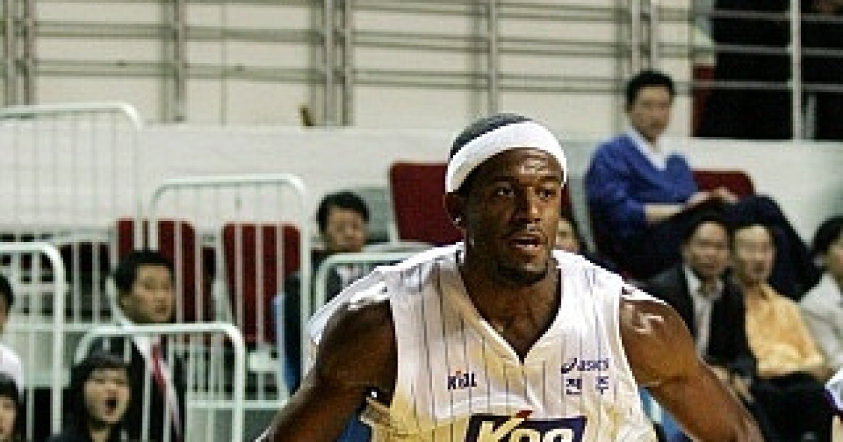 '로빈슨, 2.8초전 위닝샷' KCC 4연승..문경은, 1500개 3점슛