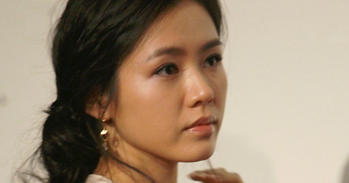 [사진]살며시 보이는 손예진의 어깨 라인