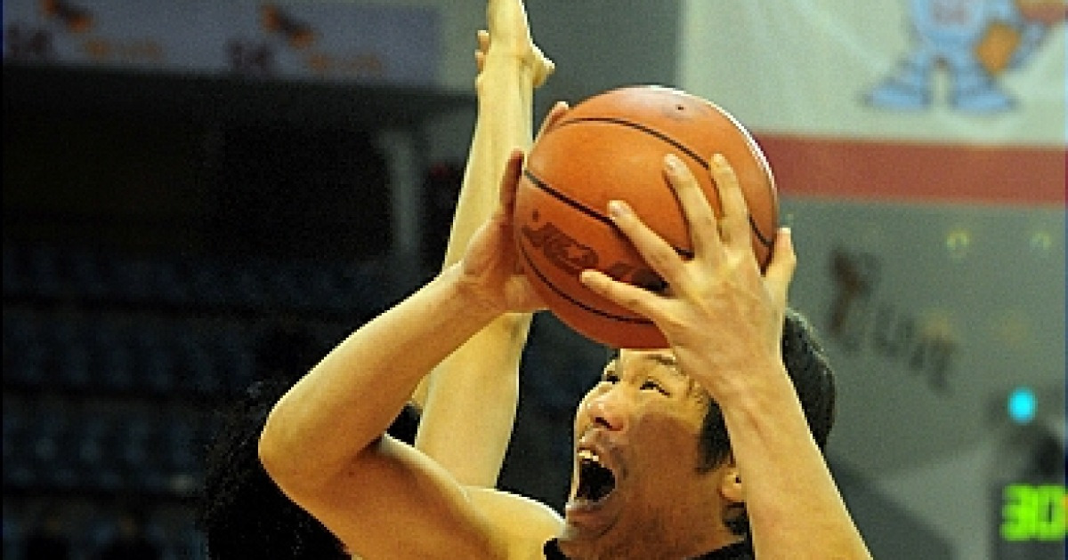 KCC, SK 막판추격 제치고 3점차 승리