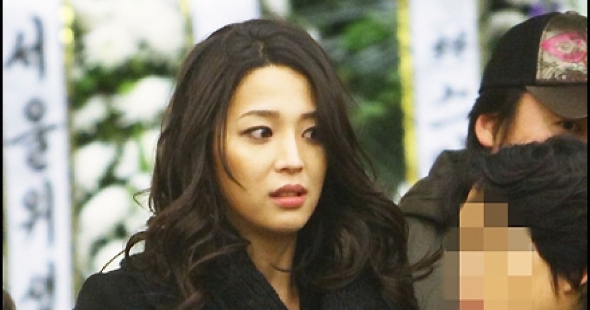 포토]침통한 표정으로 조문 마친 한고은