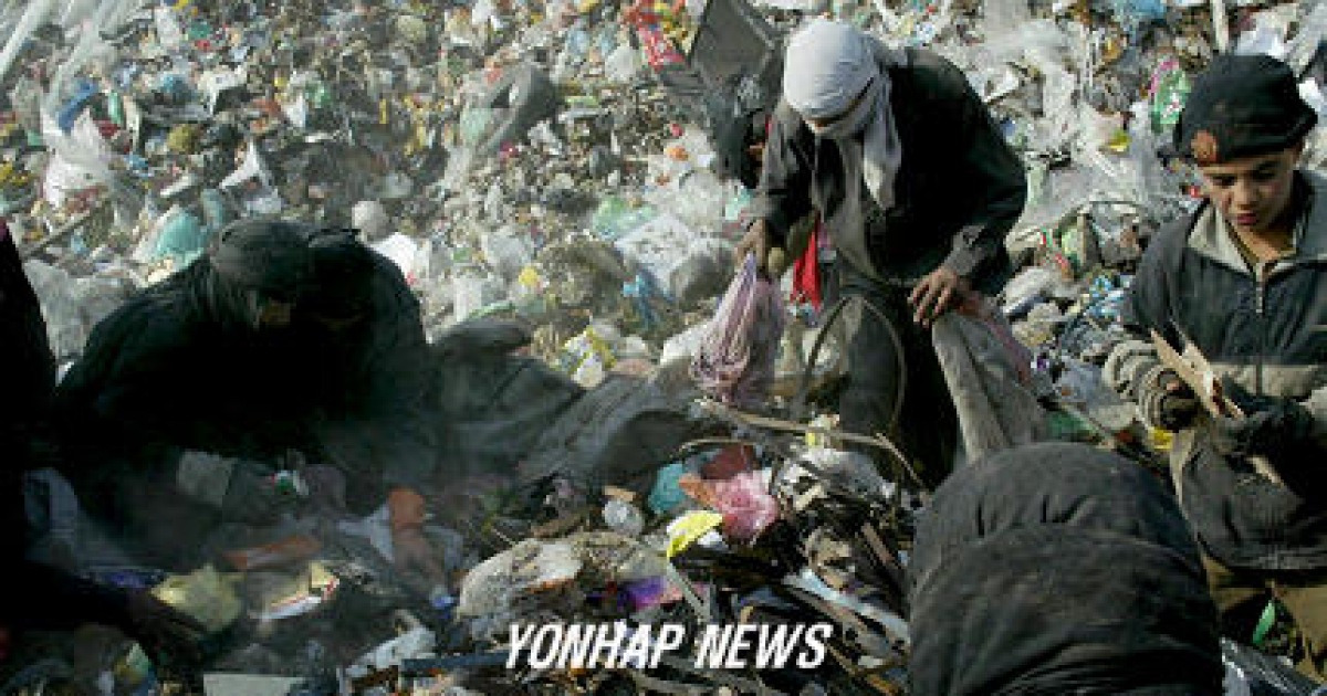IRAQ BAGHDAD GARBAGE RECYCLING