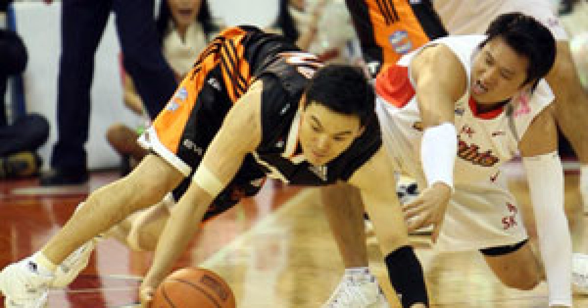 〈스포츠칸〉KTF, 막판 승부수 통했다..통신 라이벌 SK전 4쿼터 3점슛 앞세워 역전극