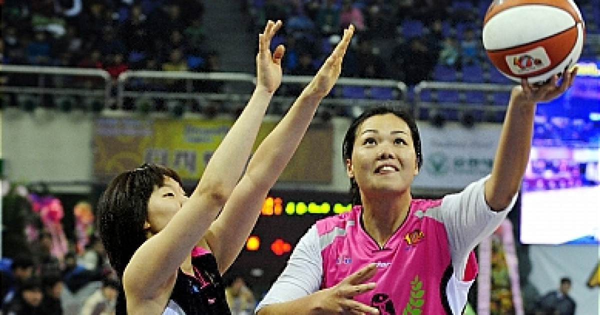 WKBL 10주년 올스타전 MVP 정은순, '은퇴 후 최고의 하루'