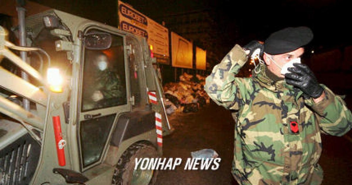 ITALY GARBAGE ARMY COLLECTION