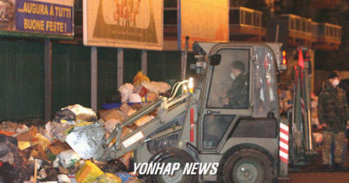 ITALY GARBAGE ARMY COLLECTION