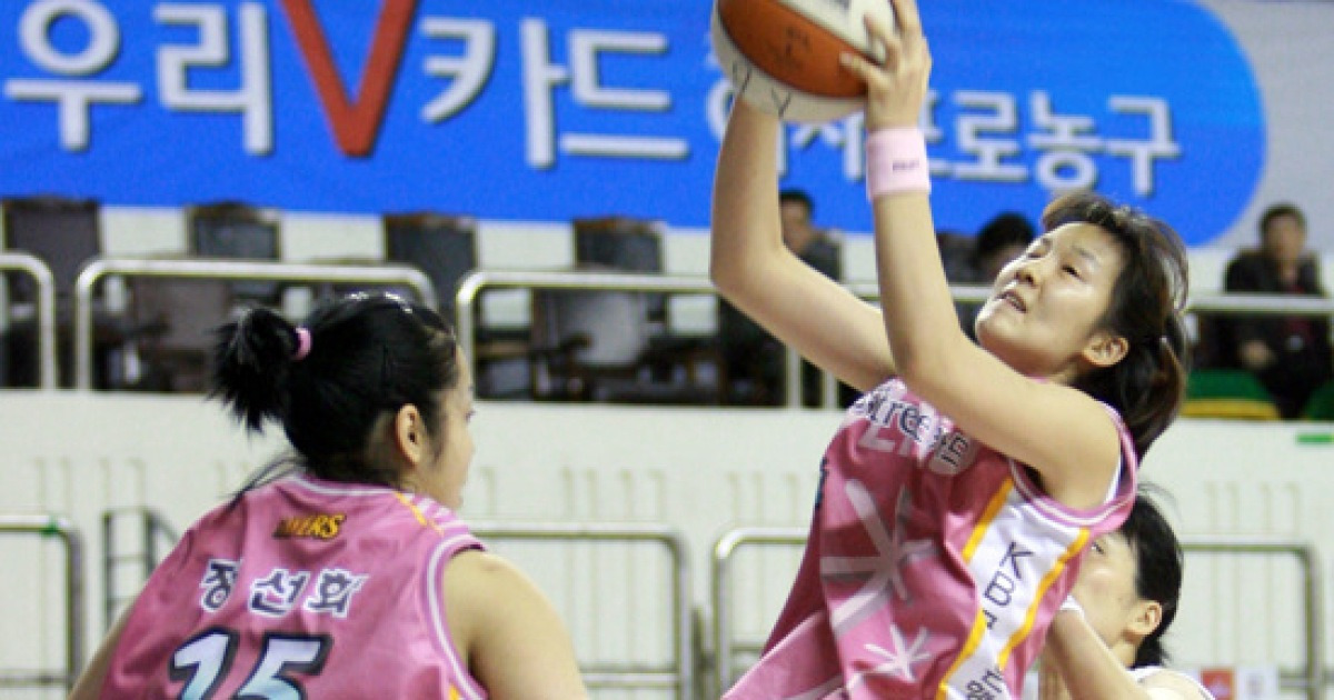 [WKBL] 김수현이 리바운드를 잡다.