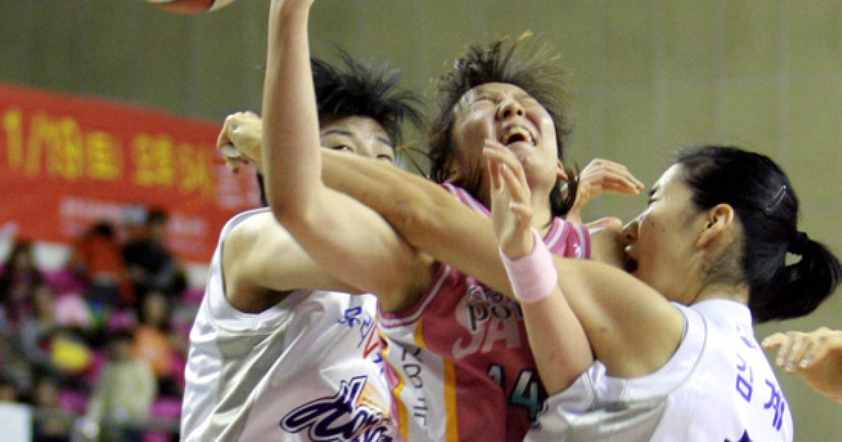 [WKBL] 김수연의 골밑슛을 저지하다.