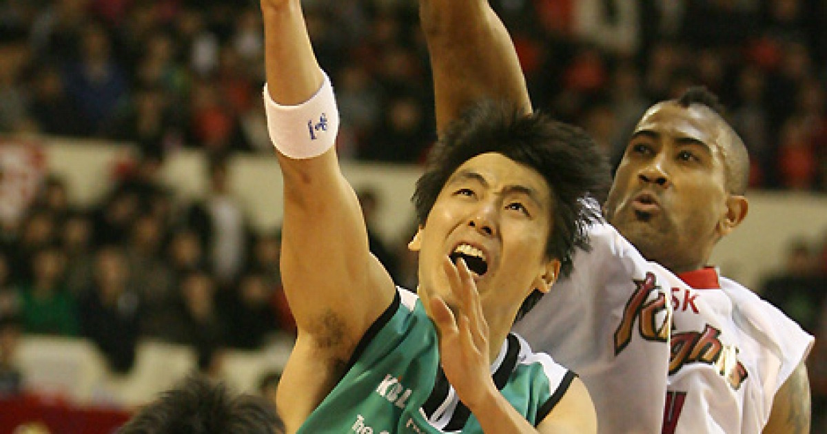 KCC, 삼성 8연승 저지-동부, SK 꺽고 5연승(종합)