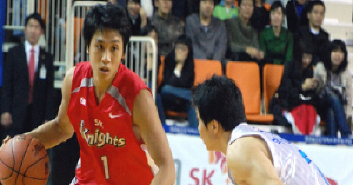 '김태술 쐐기 3점포' SK, KCC 격파