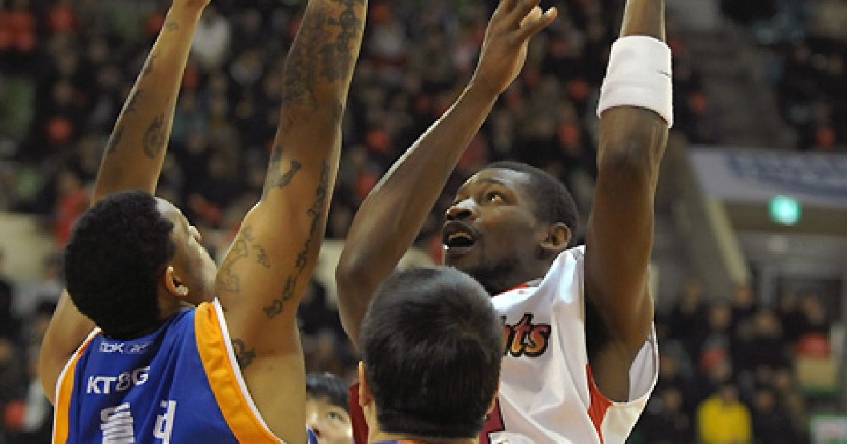 '로빈슨 결승 자유투' SK, KT&G 꺾고 2연승