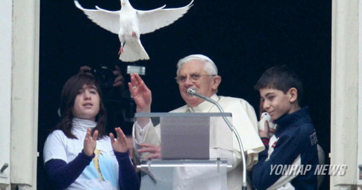 VATICAN POPE BENEDICT XVI ANGELUS PRAYER