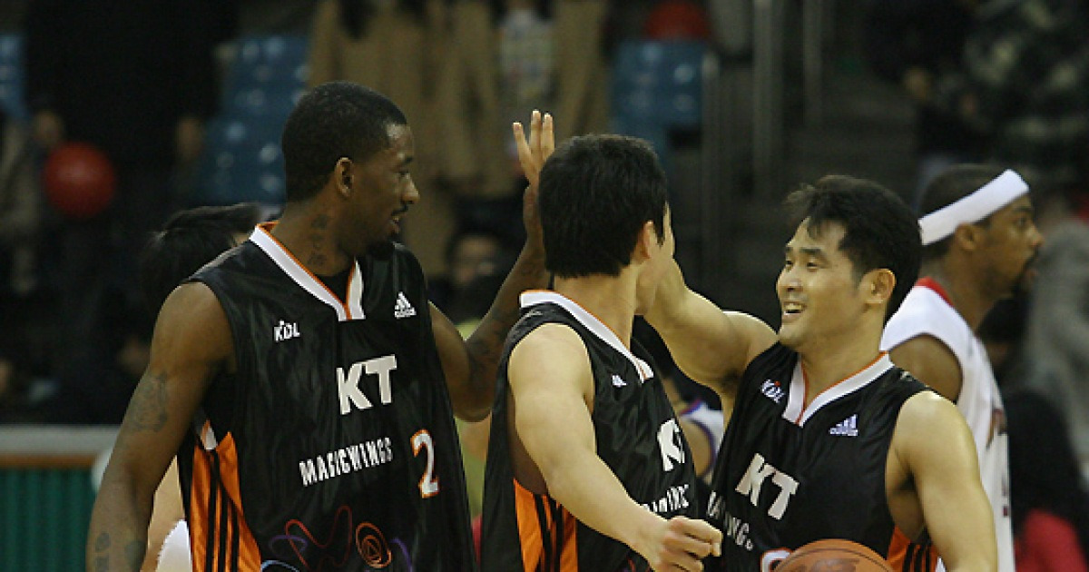 켄드릭 '더블-더블' KTF, LG 3연패 몰아