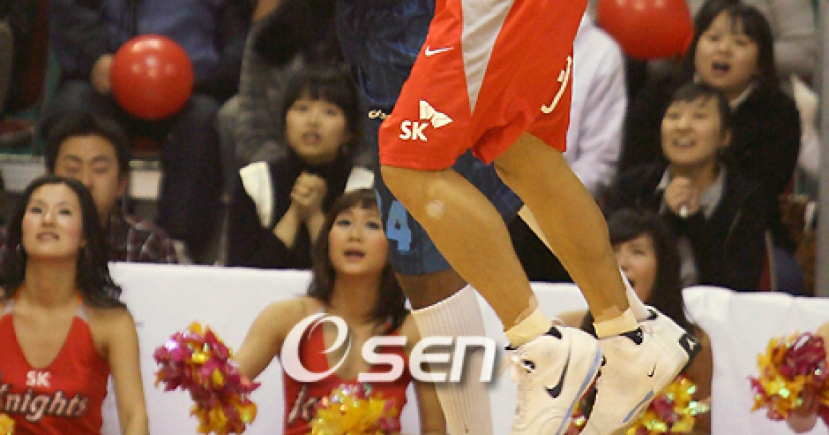 '3점슛 폭발' SK, KCC 꺾고 PO행 희망 살려