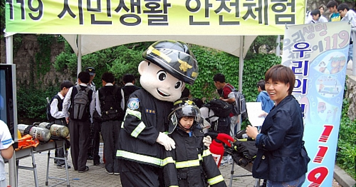 소방관 아저씨 옷도 직접 입어보고