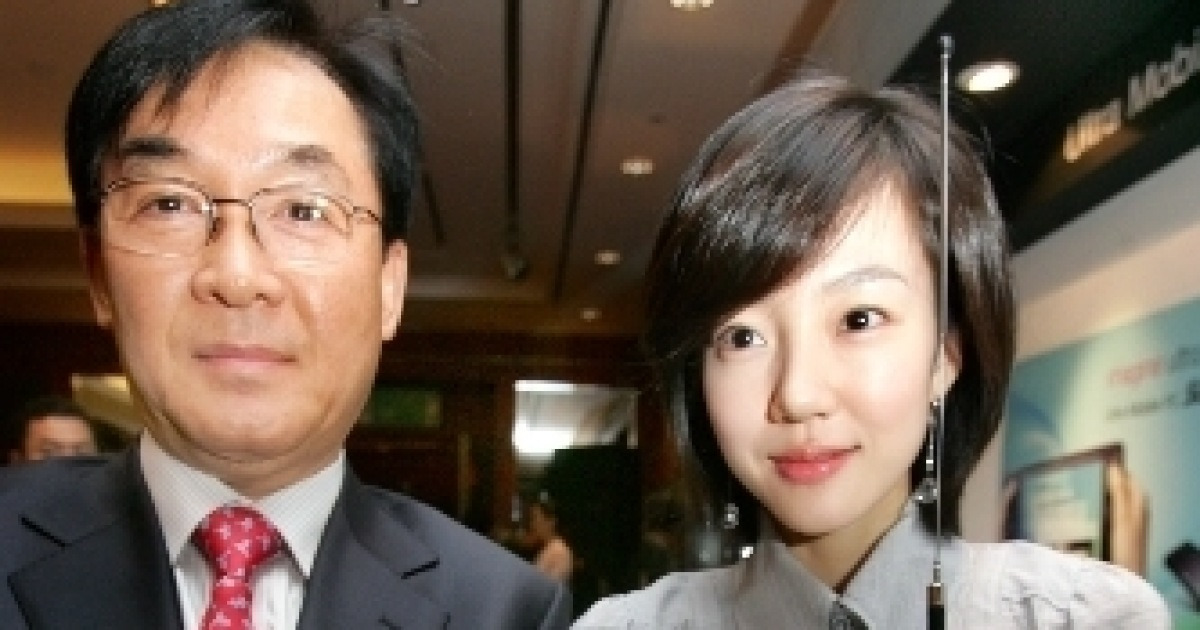 삼성전자 UMPC, Q1 울트라 선보여. Samsung's new Ultra-mobile computer