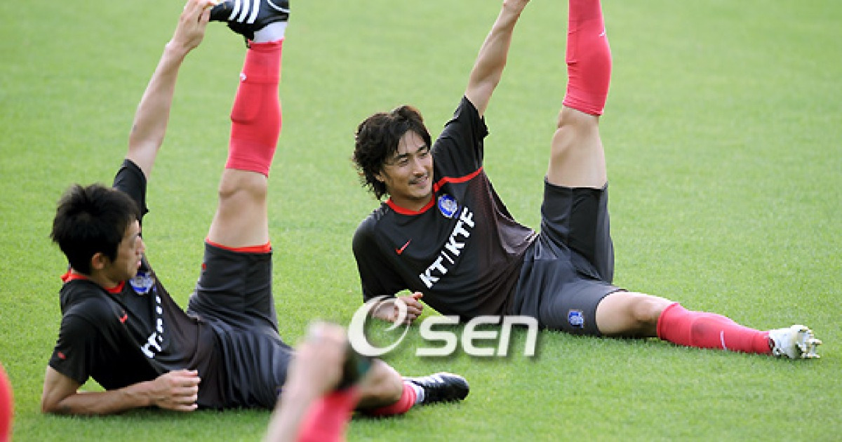 [사진]'몸을 푸는 안정환 김남일'