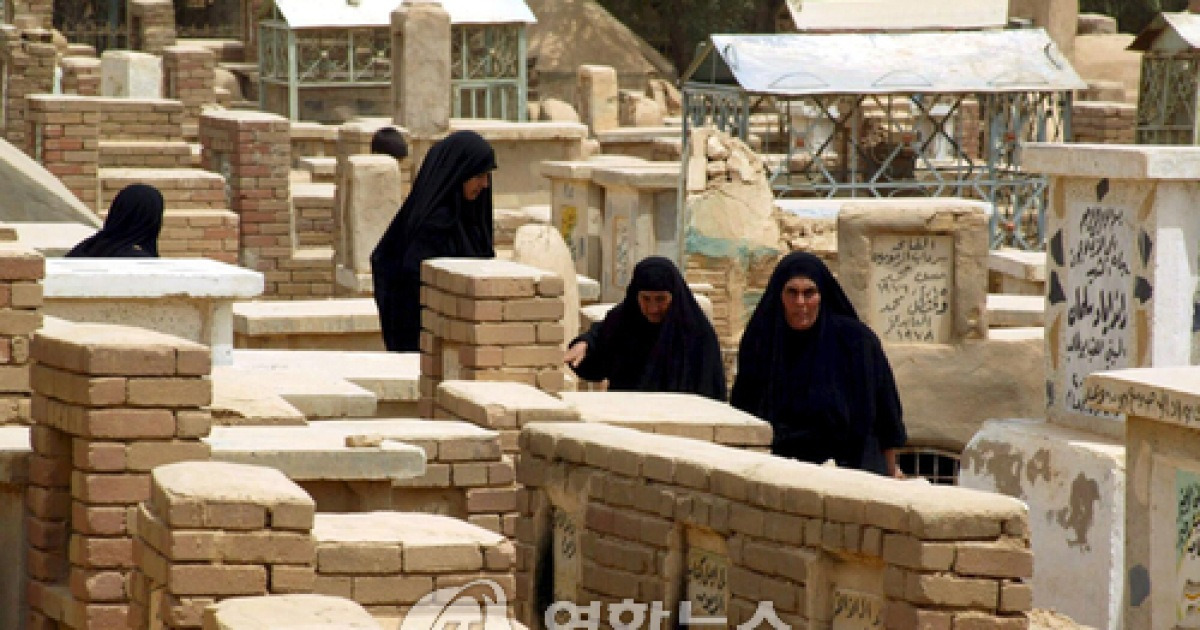 IRAQ CEMETERY NAJAF