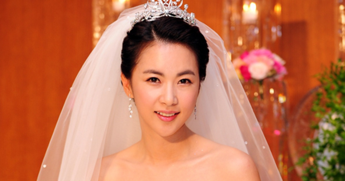 '10월의 신부' 김윤경, 연기자 동료들 축하 속 웨딩 마치