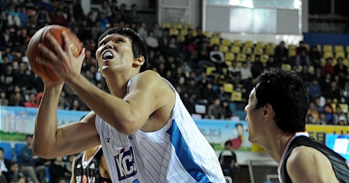 KCC 하승진의 골밑 공격!