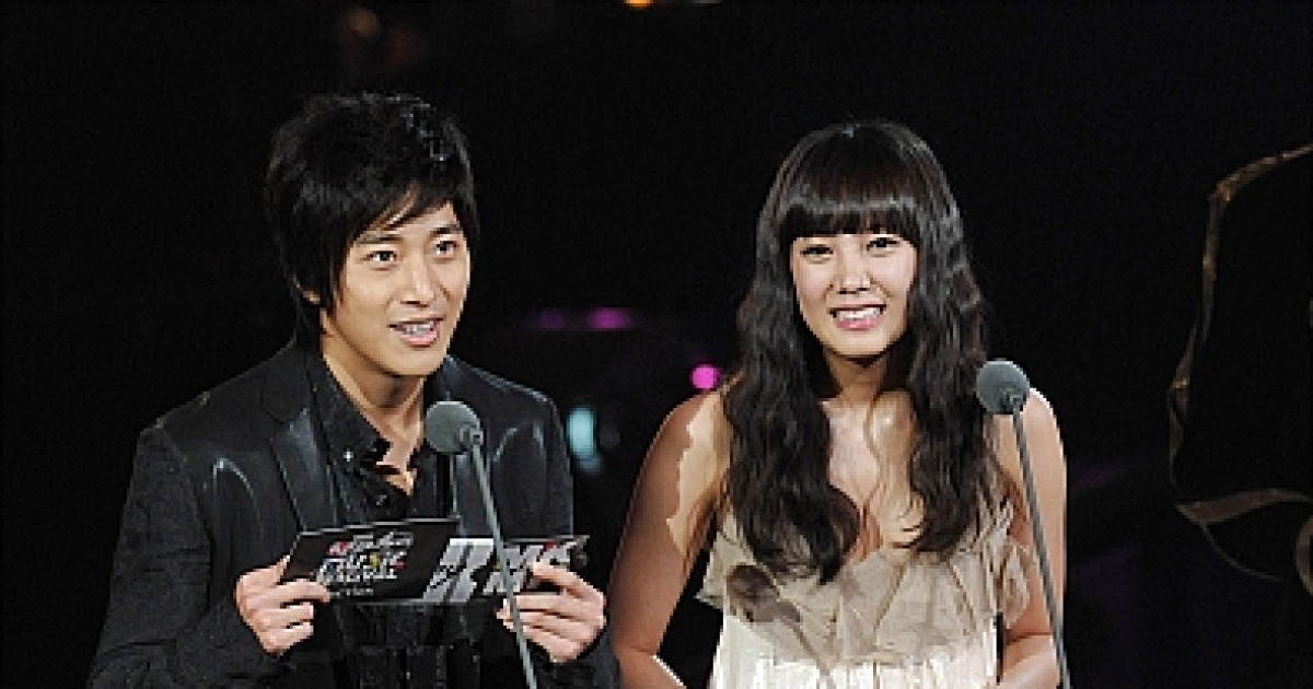 2008 MKMF 시상자로 나온 이완-고은아