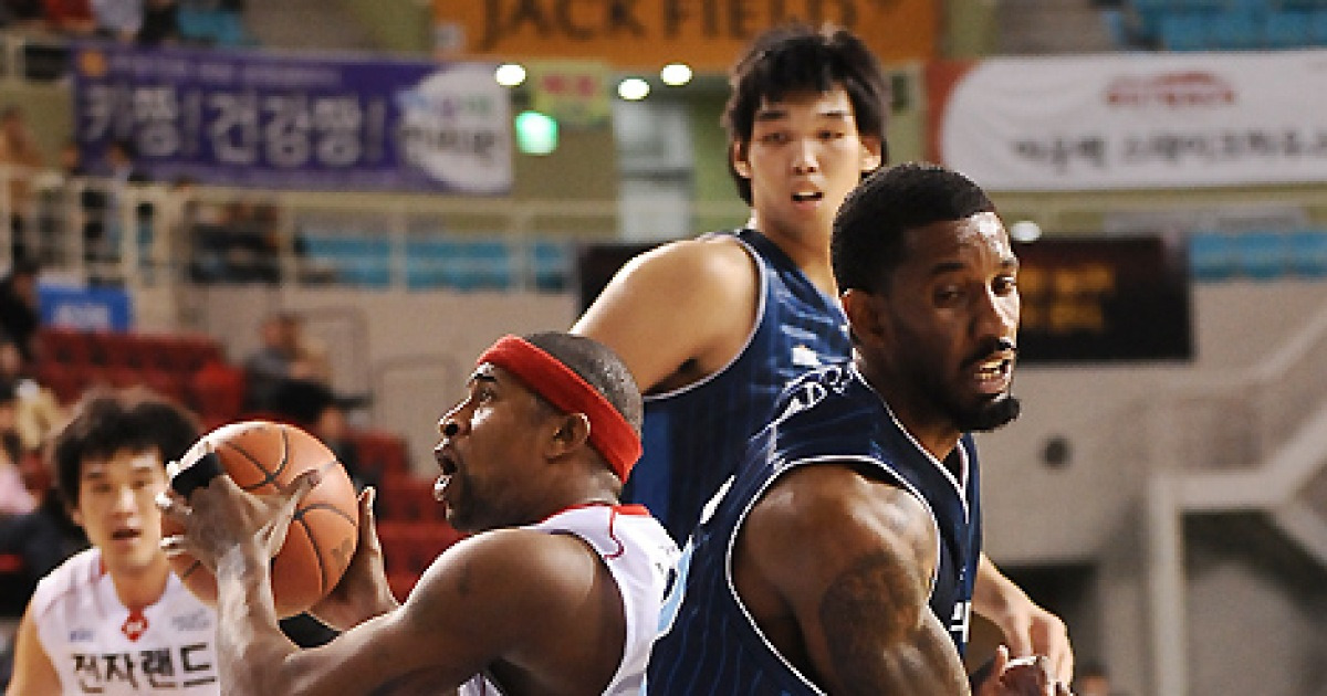 '포웰 34점' 전자랜드, KCC에 6연패 안겨