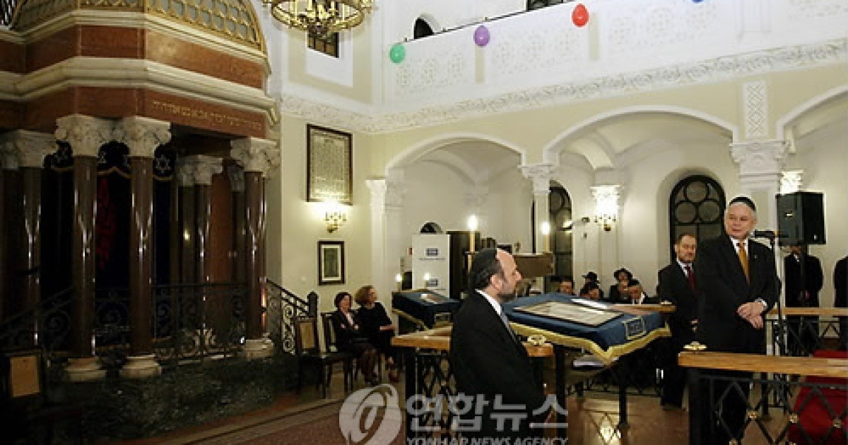 POLAND PRESIDENT KACZYNSKI AT HANNUKAH CELEBRATION