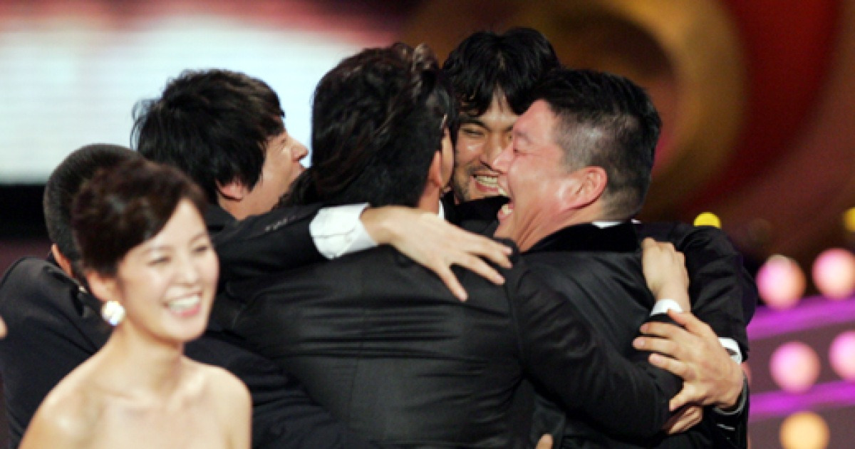 [MD포토]강호동의 대상에 얼싸안고 기뻐하는 '1박2일' 멤버들 (KBS 연예대상)