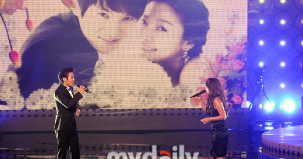 [MD포토] 환희-화요비, '개똥이 커플의 세레나데'(MBC 연예대상)