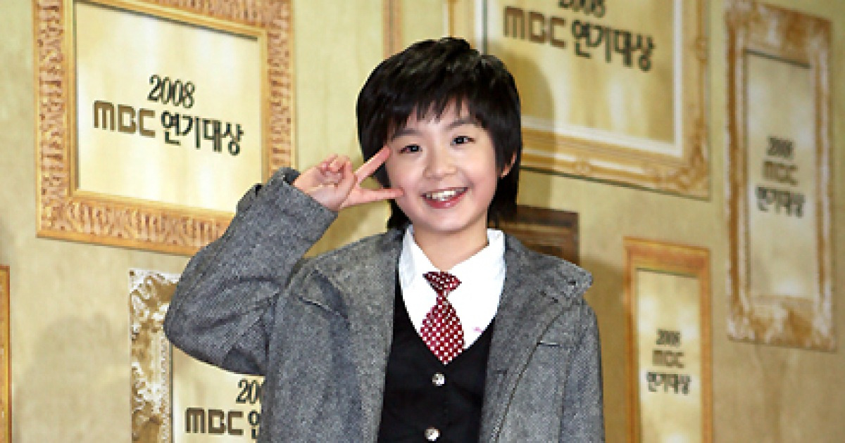 [MD포토] 아역탤런트 신동우, '깜찍한 브이~'(MBC 연기대상)