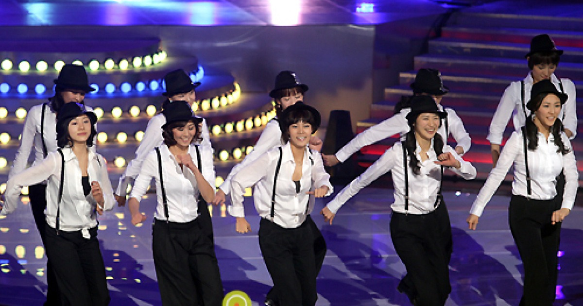 [포토엔]2008 KBS 신인연기자들의 탭 댄스, 새얼굴 참신하네