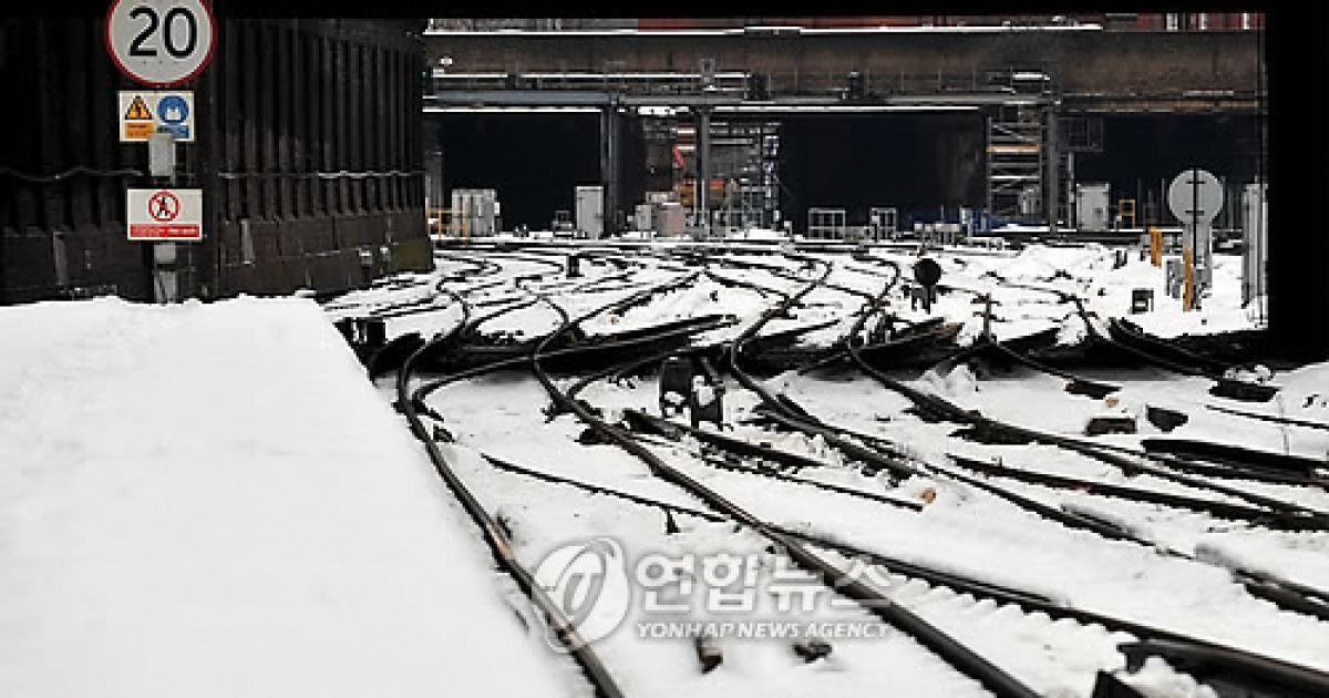 BRITAIN WEATHER SNOW HITS BRITAIN