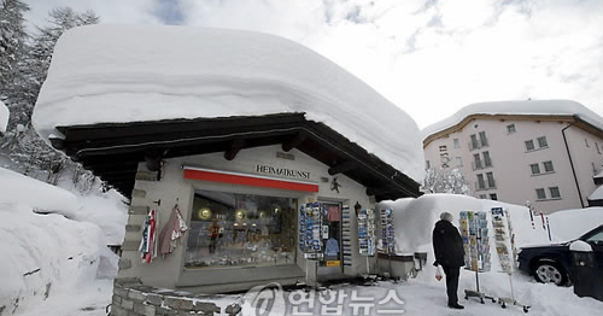 SWITZERLAND ST MORITZ SNOW