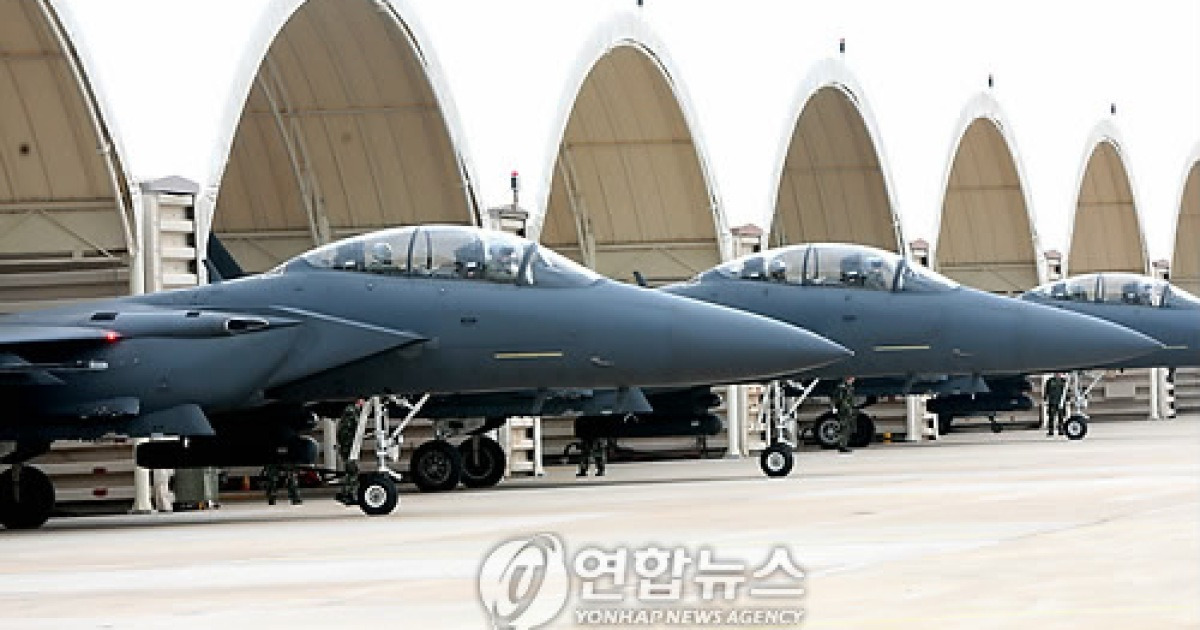 한국 F-15K 전투기 '쌍매훈련'..출동 준비