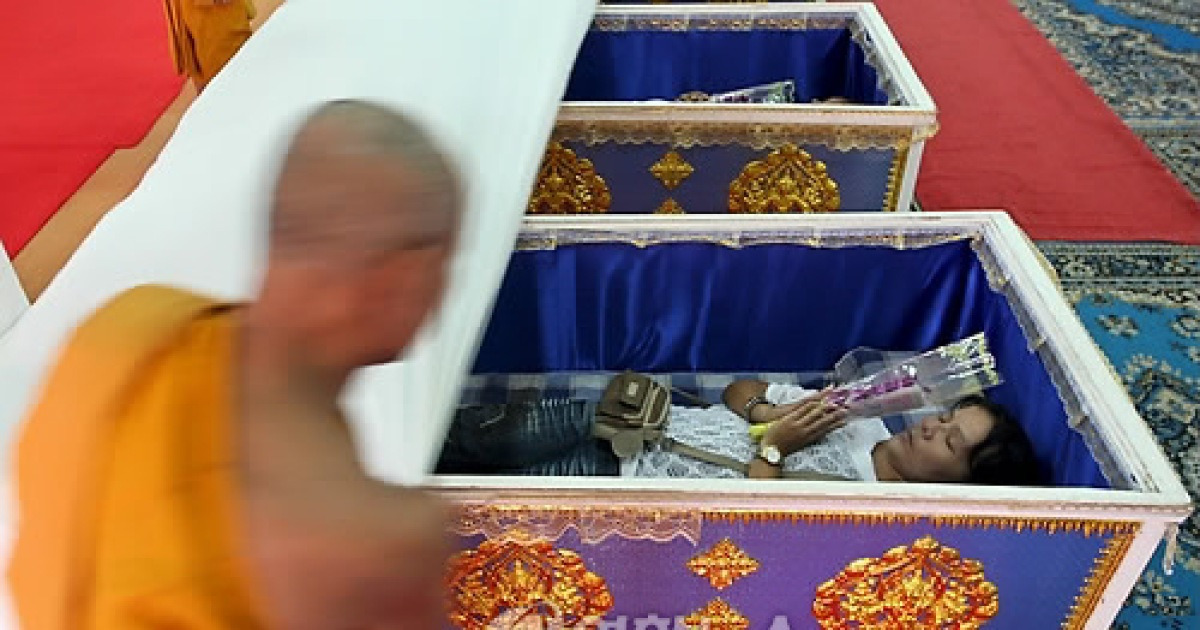 THAILAND RELIGION COFFIN CEREMONY