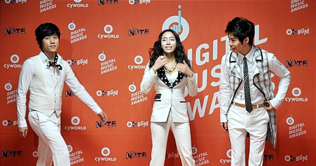 오렌지 카펫 밟는 8eight