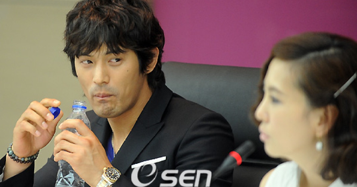 [사진]오지호,'물 마셔요'