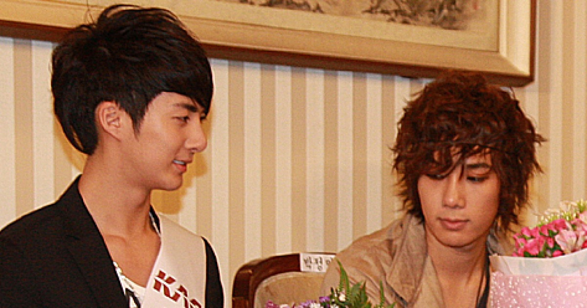 [포토]SS501 박정민, '꽃미남의 과한 꽃탐?'