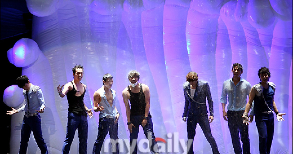 [MD포토] 2PM, '비 맞은 멋진 남자들'