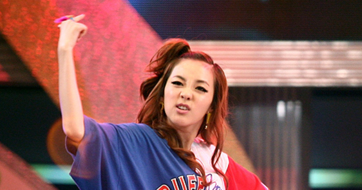 [포토엔]독특한 패션 2NE1 '다라가 뿔났어'