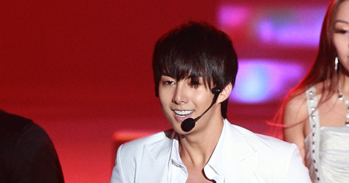 [포토엔]SS501 김형준, V라인 상큼한 미소