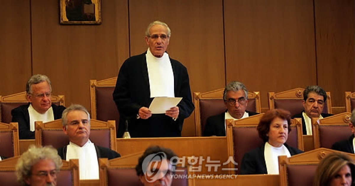 GREECE COURTROOM RELIGIOUS SYMBOLS