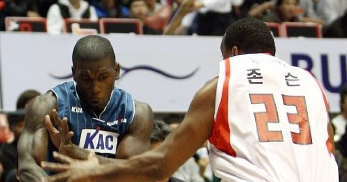 '두 얼굴의 존슨'에 희비 엇갈린 KCC · KT