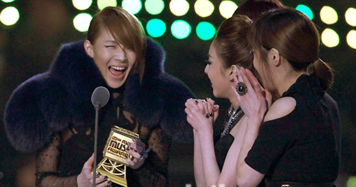 [MD포토] 2NE1 '우리가 신인상 받았어요'