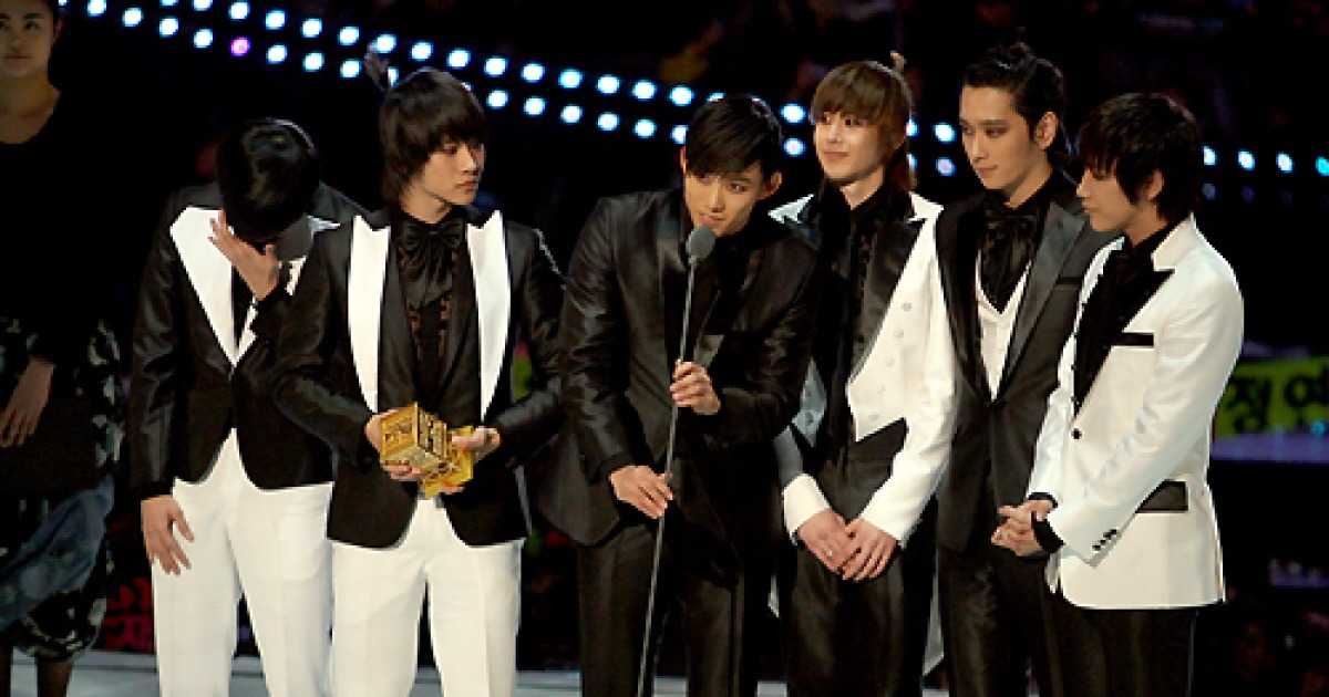 '눈물 흘린' 2PM, "재범이 형 돌아오길 바란다"