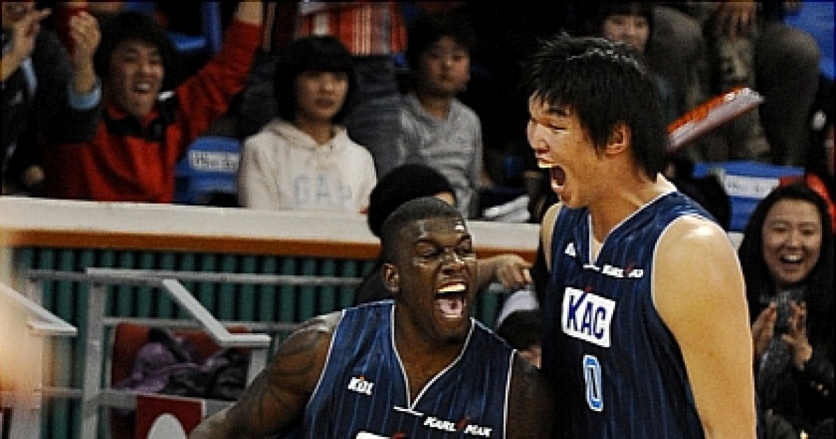 (종합)'존슨 버저비터' KCC, SK 제압..'6연승' 모비스, 공동 선두