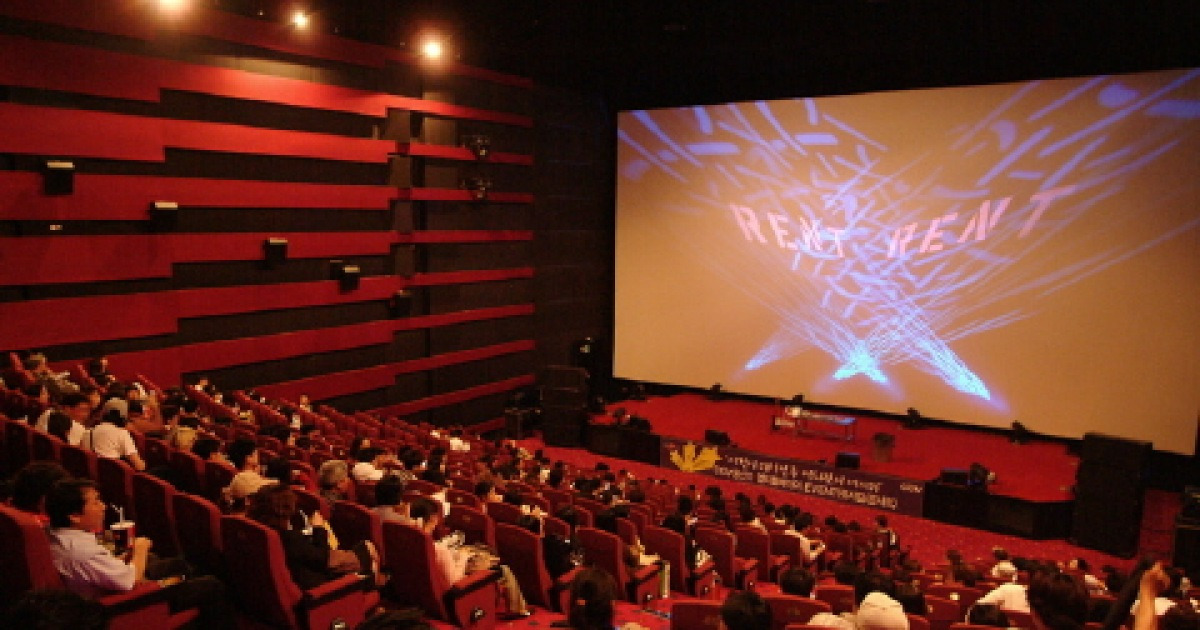 강동CGV, 심야상영중 천장붕괴..150여 관객 대피소동