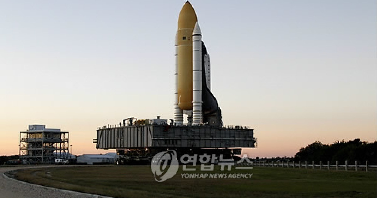 USA SHUTTLE ENDEAVOUR ROLLOUT